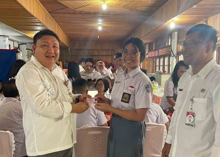 Kolaborasi, Dukcapil Manado Jemput Bola Pembuatan e-KTP Perdana dan KIA ...